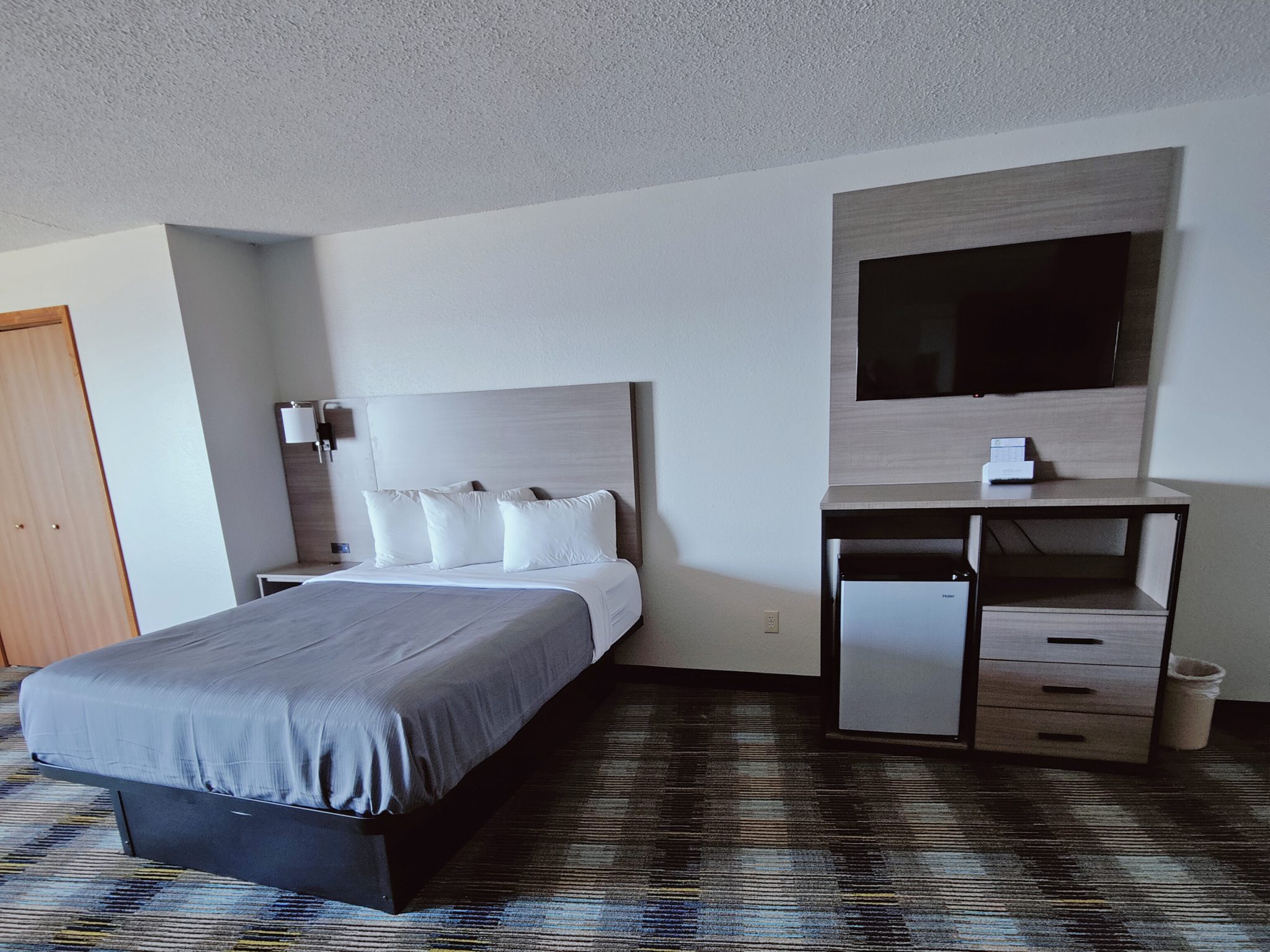 Queen, King, Whirlpool, 2 or 3 Room Suites and Handicap Accessible Rooms